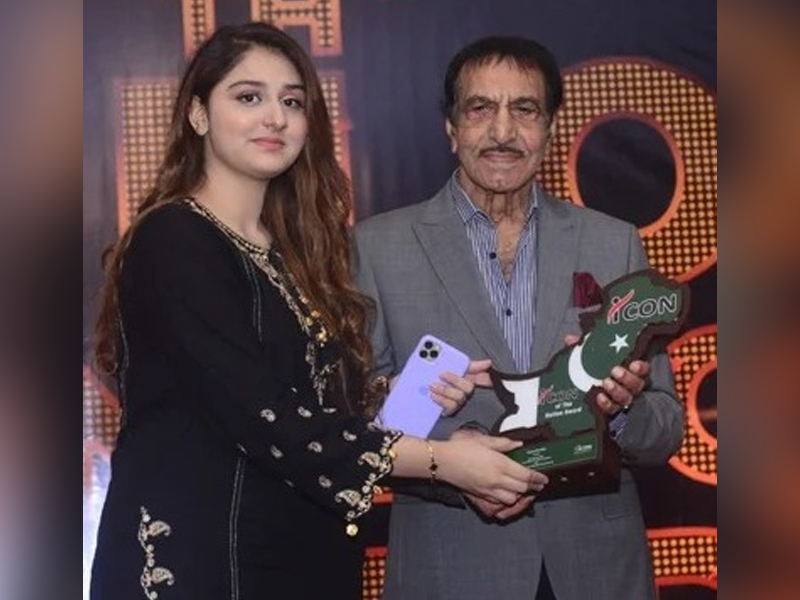 Nation Award for Best Female Singer in the name of Ayat Sheikh | Daily ...